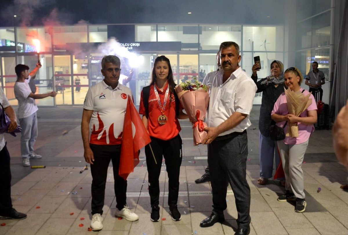 Dünya şampiyonu Berfin Polat coşkuyla karşılandı - Son Dakika