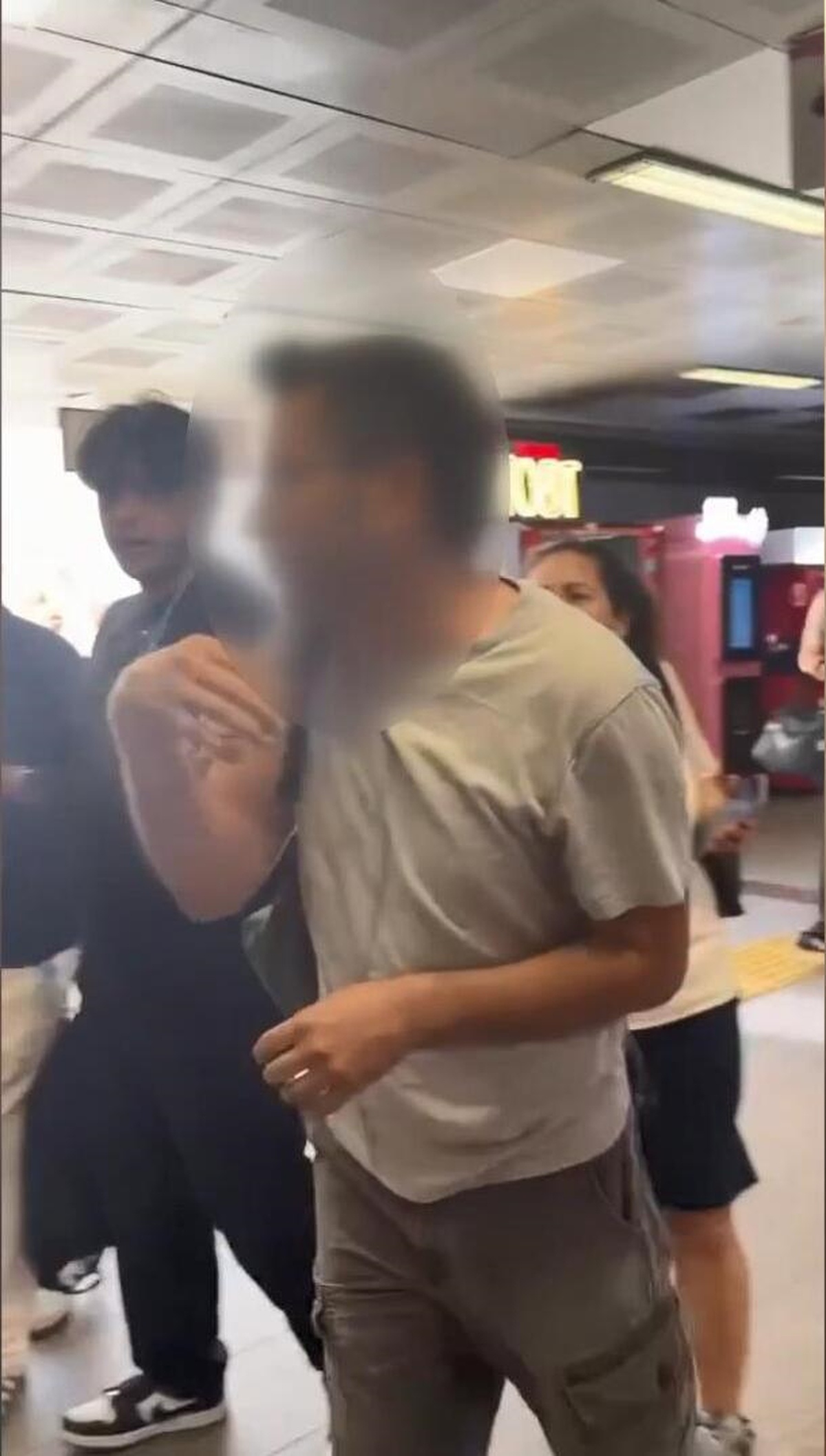 Şişli'de Metrobüs İstasyonunda Gizli Fotoğraf Çekme Olayı - Son Dakika