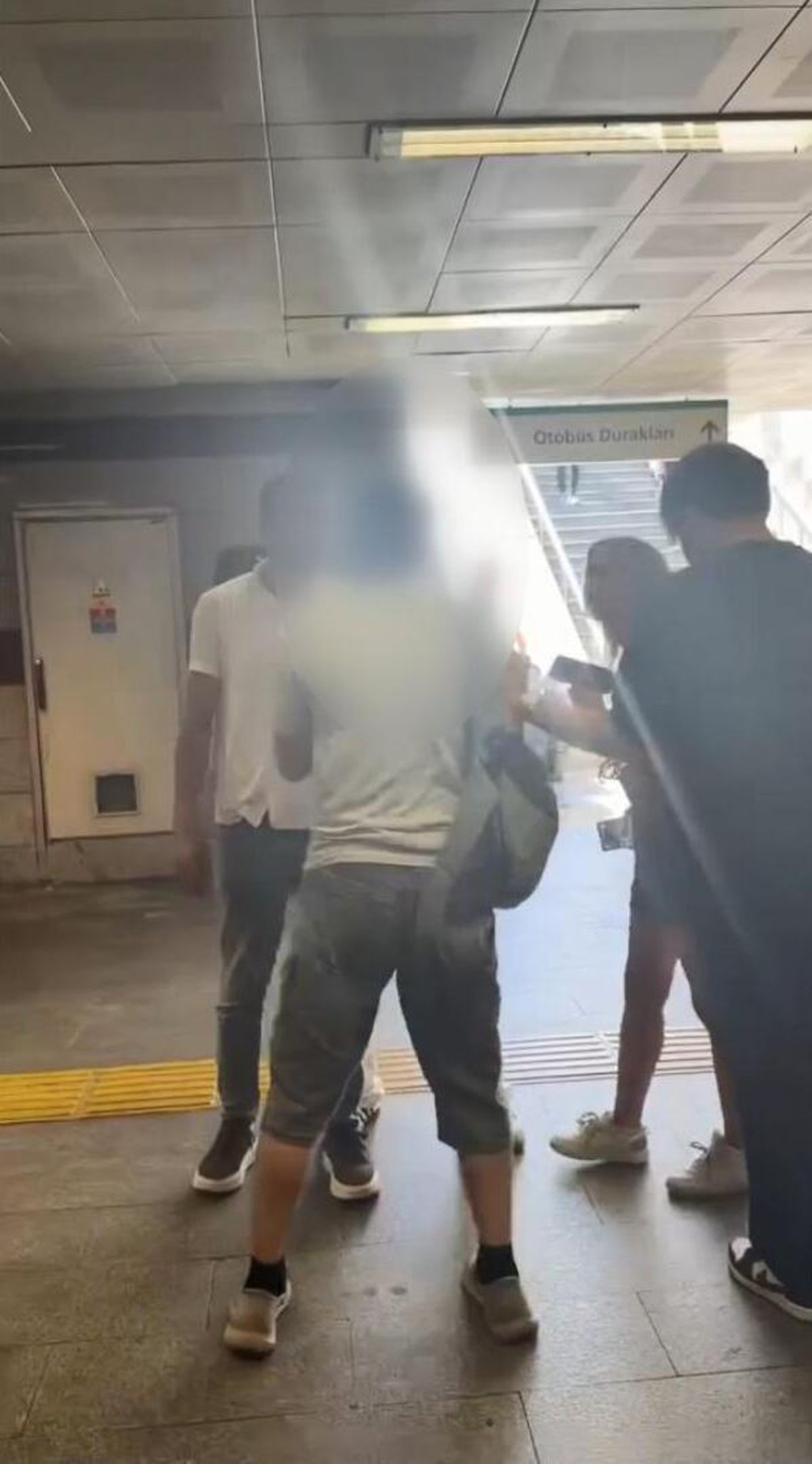 Şişli’de metrobüs istasyonunda gizlice kadın fotoğrafı çeken şüpheliye ...